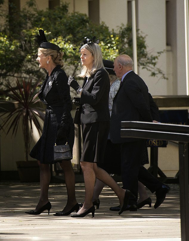 Royal Family Around the World: The Queen and Other Member of the ...